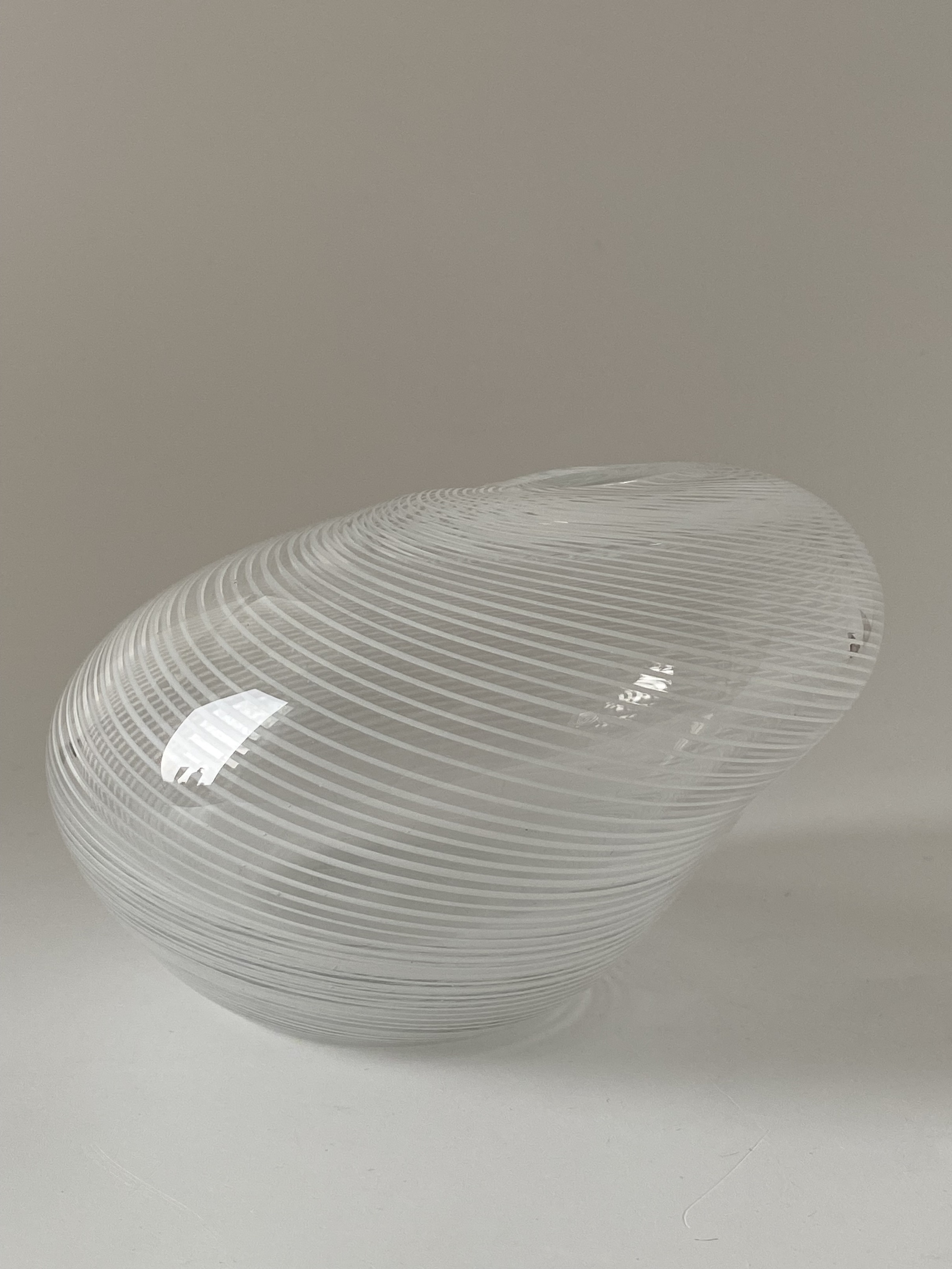 Kunstglass vase med asymmetrisk form